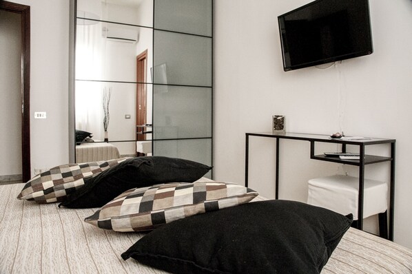 Quarto casal ou duplo conforto, suíte, no piso térreo | Frigobar, cofres nos quartos, individualmente decorados