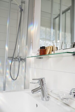 Um polibã, artigos de higiene pessoal grátis, um secador de cabelo