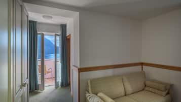 Quarto Quádruplo Comfort | Cofre no quarto, secretária, cortinas/cortinados opacos, Wi-fi grátis