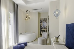 Camera Deluxe Matrimoniale con vasca idromassaggio | Frigobar, cofres nos quartos, individualmente decorados