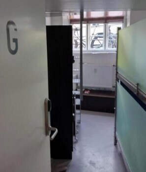 8 Bed Dorm (age from 17-39yo) | Parte interna