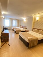 Minibar, cofre no quarto, secretária, quartos insonorizados 