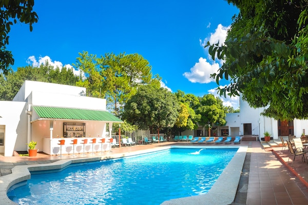 Piscina exterior, espreguiçadeiras