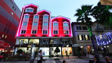 Fachada da propriedade à noite