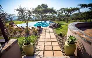 Piscina exterior, espreguiçadeiras 