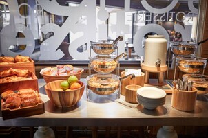 Café da manhã completo todos os dias (GBP 8.75 por pessoa) 