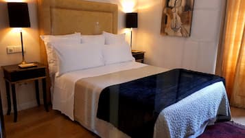 Quarto casal conforto | Roupas de cama premium, cofres nos quartos, escrivaninha