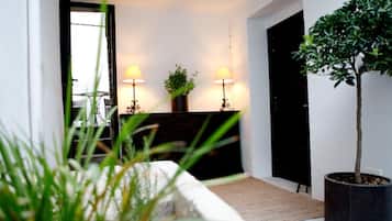 Roupas de cama premium, cofres nos quartos, escrivaninha