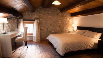 Quarto casal básico | Roupas de cama premium, escrivaninha, berços grátis, Wi-Fi de cortesia