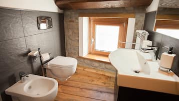 Quarto casal básico | Banheiro | Chuveiro, produtos de toalete grátis, secador de cabelo, bidê