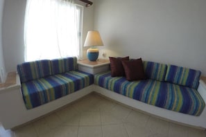 Apartamento Básico em Condomínio Fechado, 1 quarto | Sala | TV de ecrã plano 