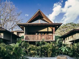 Suíte estúdio, 1 cama King, cozinha, vista para a piscina | Cofres nos quartos, Wi-Fi de cortesia, roupa de cama