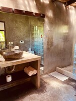 Suíte estúdio, 1 cama King, cozinha, vista para a piscina | Banheiro | Chuveiro, chuveiro com efeito de chuva, secador de cabelo