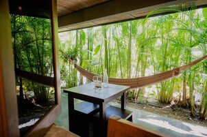 Suíte estúdio, 1 cama King, cozinha, vista para a piscina | Cofres nos quartos, Wi-Fi de cortesia, roupa de cama