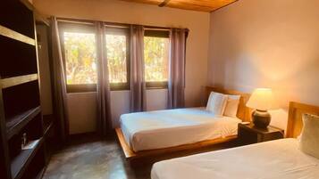 Vila, 2 quartos, cozinha, vista para a piscina | Cofres nos quartos, Wi-Fi de cortesia, roupa de cama