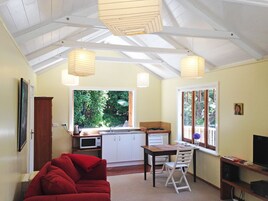 Suíte estúdio, vista para o mar | Área de estar | TV de tela plana 32 polegadas com canais a cabo, TV