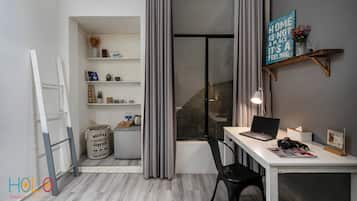 Quarto Standard, no rés do chão | Secretária, cortinas/cortinados opacos, ferro/tábua de engomar