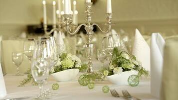 Café da manhã, almoço e jantar; culinária regional