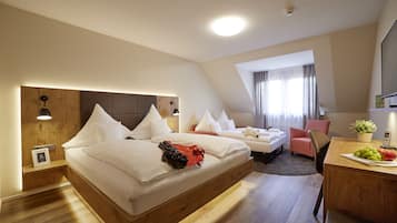 Quarto Quádruplo Comfort, várias camas | Cofre no quarto, secretária, camas desdobráveis, Wi-fi grátis