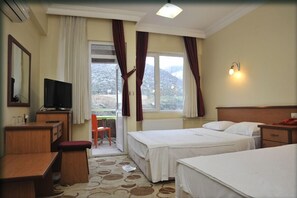 Quarto triplo | Frigobar, escrivaninha, ferros/tábuas de passar roupa, Wi-Fi de cortesia