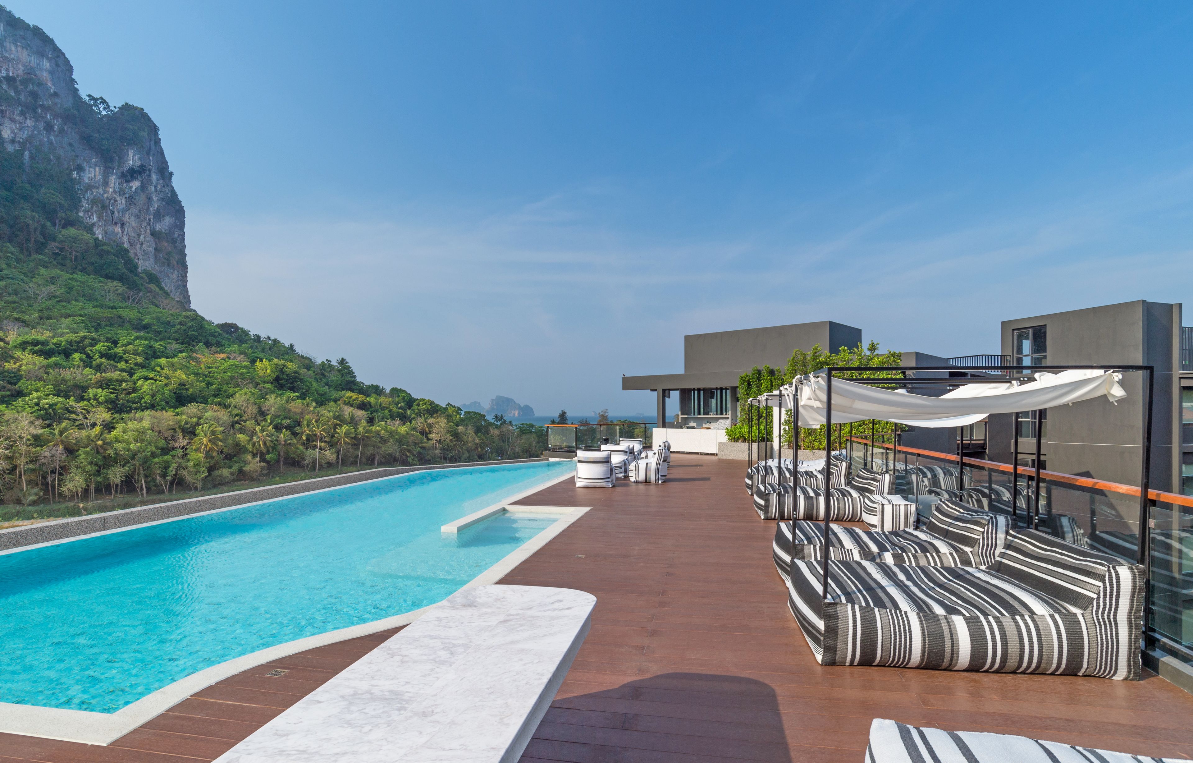 2 bares/lounges, 2 bares ao lado da piscina, bar molhado