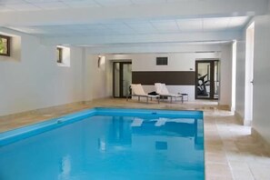 Piscina interna, funciona das 8h às 21h, espreguiçadeiras