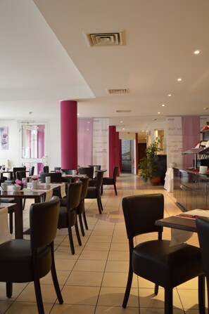 Pequeno-almoço continental diário (8 EUR por pessoa)