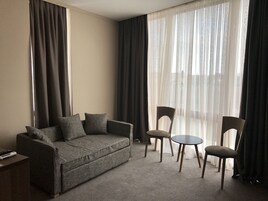 Quarto Duplo Comfort, vista para o mar | Sala de estar | TV de ecrã plano 