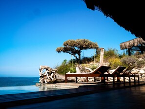 Piscina exterior, uma piscina transbordante, espreguiçadeiras