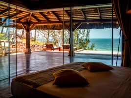 Quarto casal panorâmico, suíte, vista para a piscina (Marula) | Roupas de cama premium, cortinas blackout, individualmente decorados