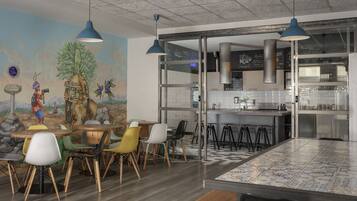Um restaurante moderno com um mural, cadeiras de madeira, área de bar e piso de azulejos.