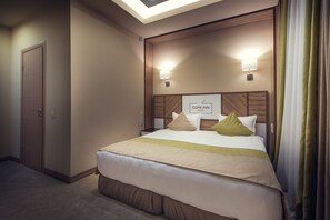 Quarto Duplo Standard, 1 quarto | Roupa de alta qualidade, cofre no quarto, secretária 