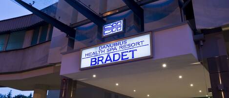 Fachada da propriedade à noite