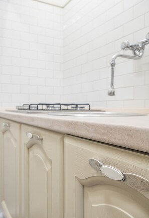 Apartamento, 2 quartos (Check-in online) | Cozinha americana privada | Geladeira grande, micro-ondas, cooktop, lava-louças