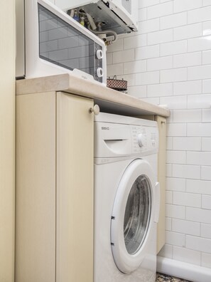 Apartamento, 2 quartos (Check-in online) | Cozinha privada | Geladeira grande, micro-ondas, cooktop, lava-louças