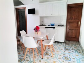 Um frigorífico/congelador grande, uma placa de cozinha 