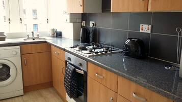 Apartamento, 2 quartos | Cozinha privada | Um frigorífico/congelador grande, um micro-ondas, um forno