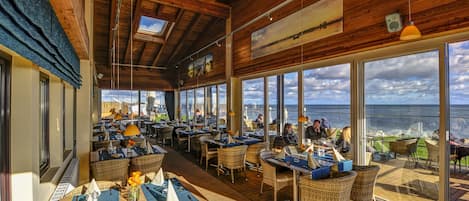 3 restaurantes, café da manhã, culinária internacional