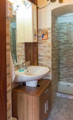 Quarto Duplo | Lavatório na casa de banho
