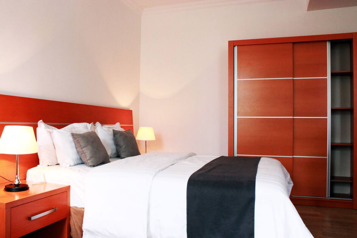 Quarto Duplo, 1 cama king-size | Minibar, cofre no quarto, secretária, ferro/tábua de engomar