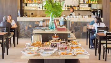 Café da manhã com buffet grátis todos os dias