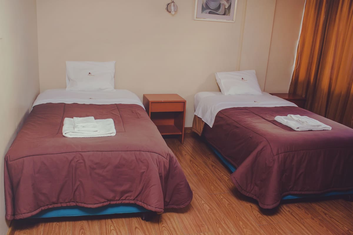 Quarto casal, 2 camas de solteiro | Escrivaninha, Wi-Fi de cortesia, roupa de cama