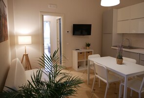 Apartamento Familiar, 1 quarto | Sala de estar | TV de ecrã plano