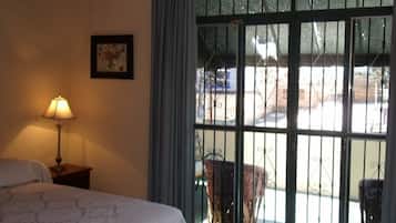 Suite 2, King Bed, separate kitchen and living room | 1 quarto, cofre no quarto, secretária, Wi-fi grátis