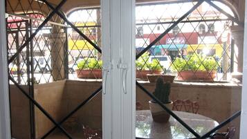 Suite 1, Queen Bed separate kitchen and living room | Terraço/pátio interior