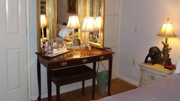 Suite 4, Double Bed separate kitchen and living room | 1 quarto, cofre no quarto, secretária, Wi-fi grátis