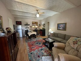 Suite Tradicional | Sala de estar | TV de ecrã plano