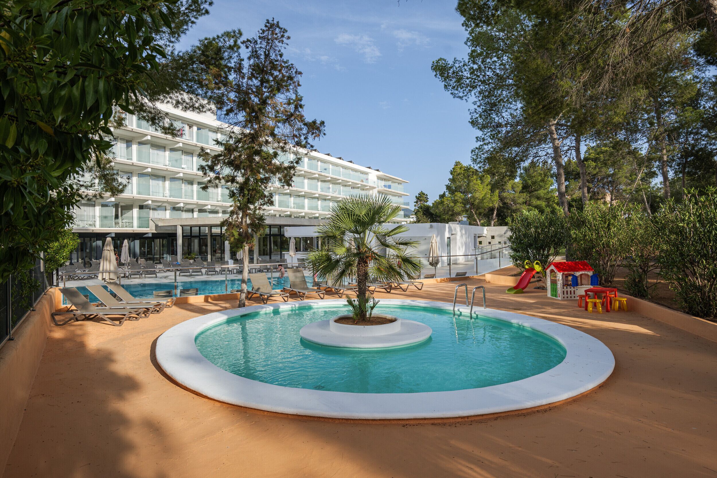 Piscina exterior, guarda-sóis, espreguiçadeiras 