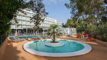 Piscina exterior, guarda-sóis, espreguiçadeiras