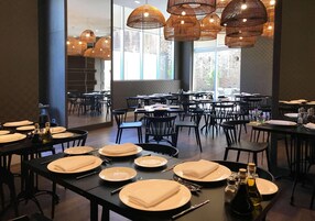Pequenos-almoços, almoços, jantares servidos, cozinha internacional 